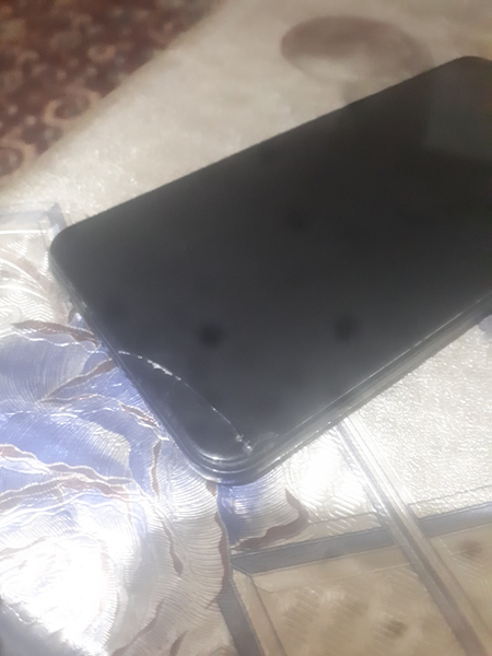 Samsung a30s sotiladi 1ta aybi uztidagi shisha cheti chatnagan