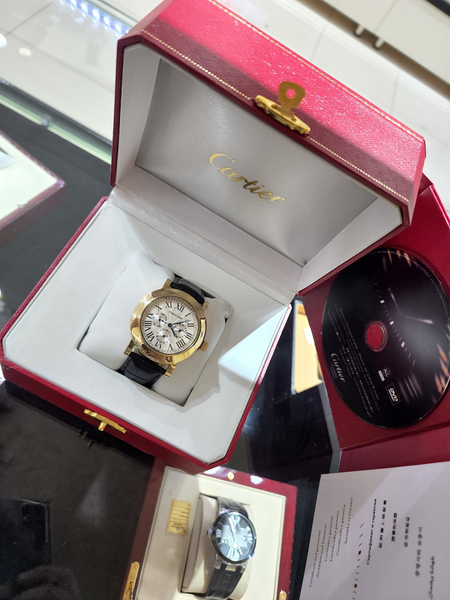 Продаю золотые часы Cartier. Новые в масле!