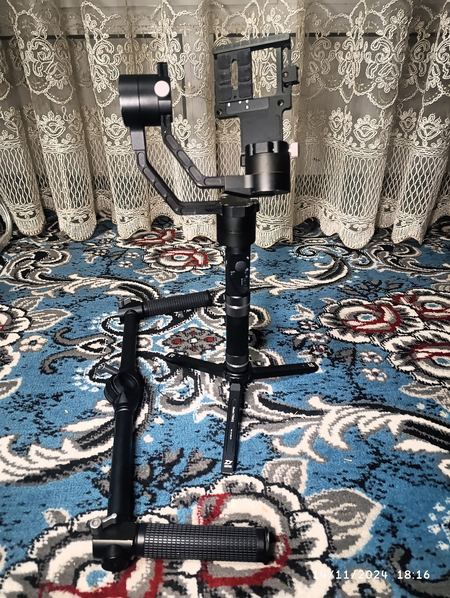 Zhiyun crane plus sotiladi\\n4 ta akmlyatr \\nZaryadnik \\nQoʻshimcha ruchka