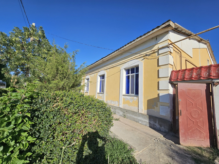 Жай сатылады 6 соток, 4 ханалы, кухня, сан узел, коймахана, баг бар.