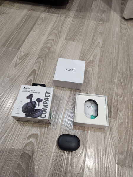 Продаётся в отличном состоянии наушники Aukey True Wireless