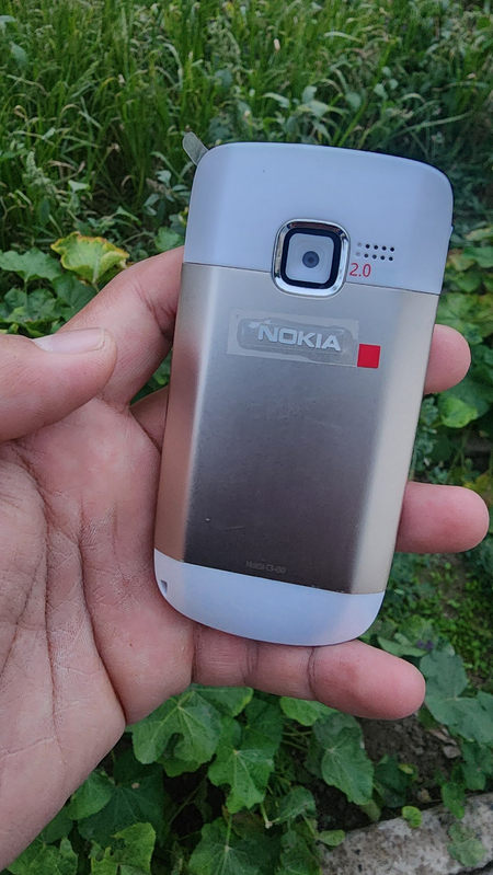 Nokia c3-00 sotiladi holati a‘lo narxi 300 ming