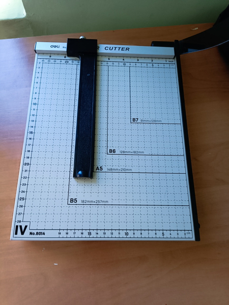 A4 qogʻoz kesadigan (Deli Paper Cutter)