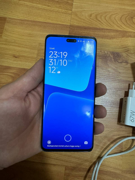 Telefon ideal birqol tutilgan karobka bor hichqati alishmagan