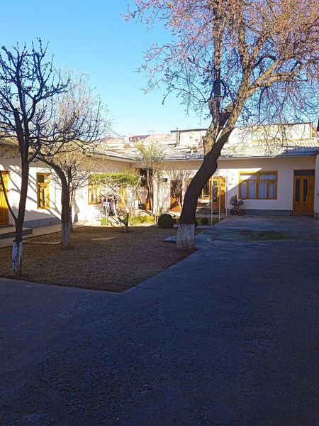 General Uzoqov kochasida uchastka sotiladi