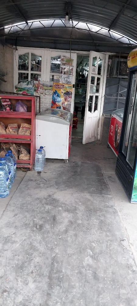 Koʻcha yuzida joylashgan odam gavjum joy