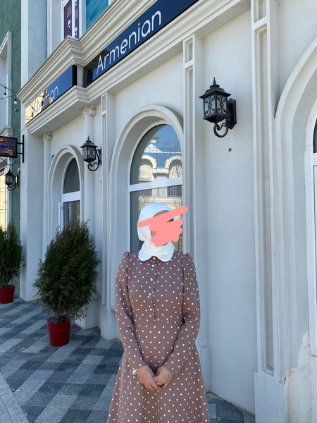 Платье в горошек длинное