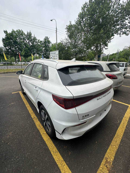 Byd E 2 Luxury 2024 oq rangi nalichida