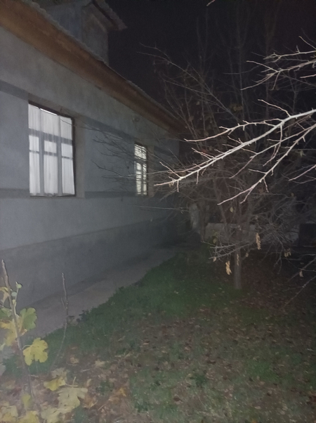 Уй сотилади 8сот сув газ свет ваифаи бор