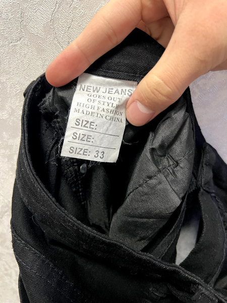 Продаются черные мужские джинсы