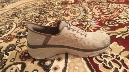 Yangi kiyilmagan Skechers krasofka sotiladi