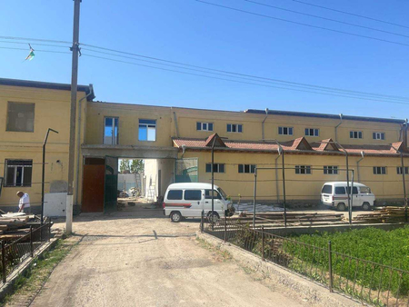 Йул буйида жошлашган  2 каватли 618 м² турар жой сотилади