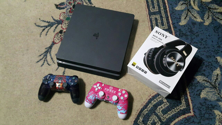 Playstation 4. Slim. HDR + O'yini Bor. + 2 ta Joystick.