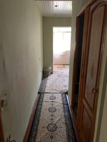 Yunusobod 15- kvartal  2 xonali uy srochni sotiladi.