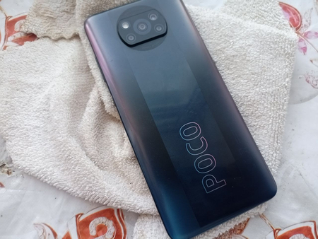 Pocco x3 pro  Telfon chotki karopka dok yoq Rasiyada qolib getgan