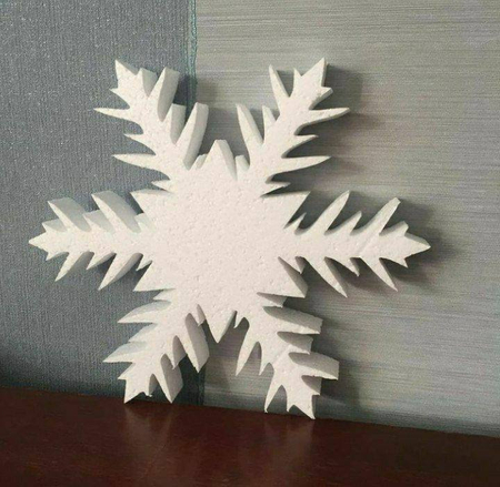 Снежинки из пенопласта