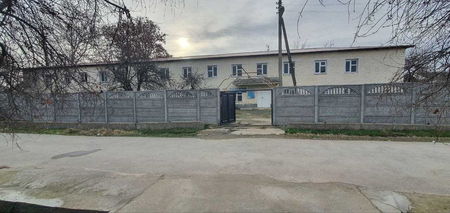 2 qavatli bino sotiladi