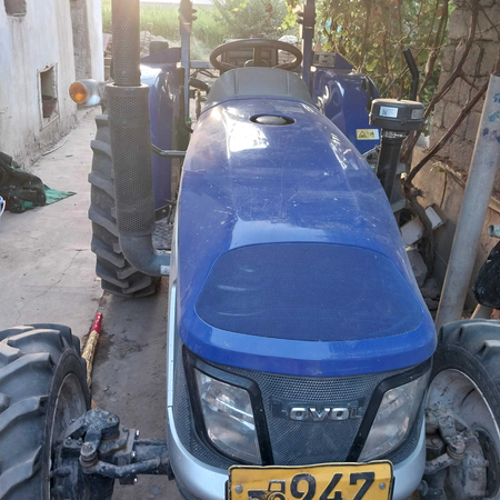 Mini traktor bog'dorchilik uchun mo'ljallangan 50 ot kuchiga ega.