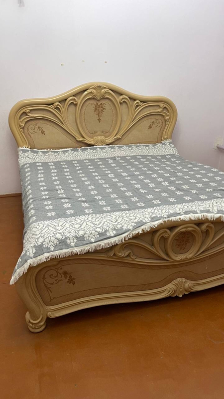 Продается спальный гарнитура и стол и 4 пуфиками