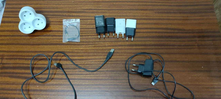Зарядные устройства от телефонов плюс сами телефоны на запчасти
