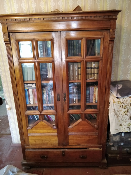 ПродаюРаритетКнижныйШкафКаждаяПолкаНа3рядаКниг.Всего5полокНа1000книг.
