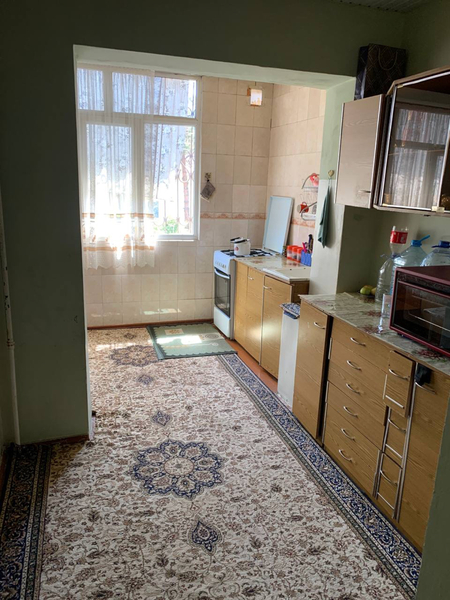 Yunusobod 15- kvartal  2 xonali uy srochni sotiladi.