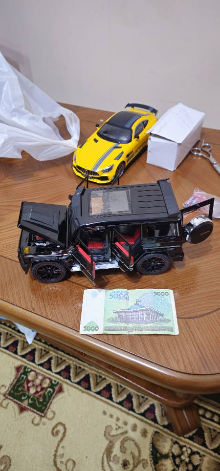 Продается модель автомобиля в масштабе 1:18