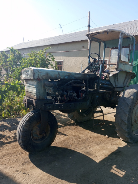 T-28 traktor sotiladi
