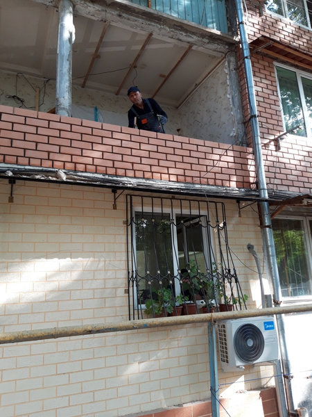 Кладка кирпичей на балконе