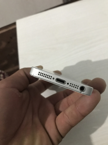 iphone SE 16 gb srochni sotiladi