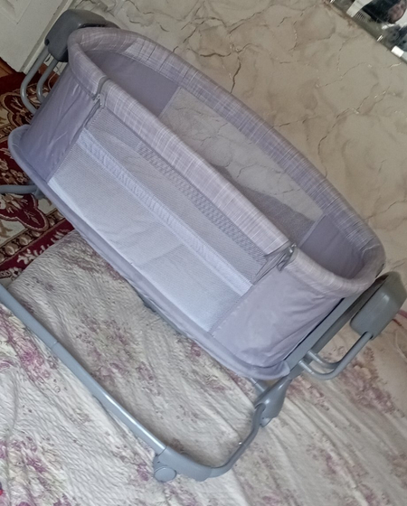 Bolalar to'shagi, avtomatik ravishda tebranadi