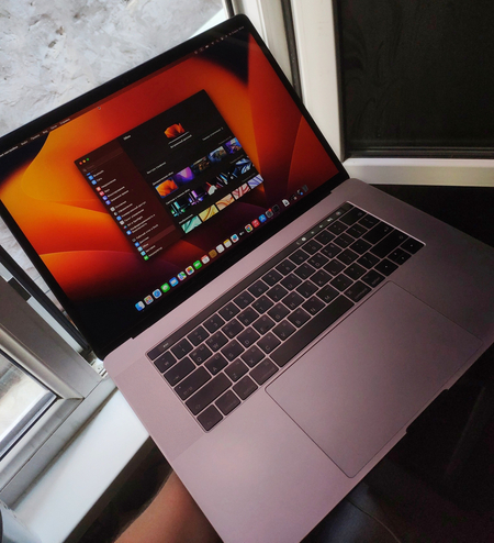 MacBook Pro 15' core i7/16/256. Touch Bar/Touch iD.