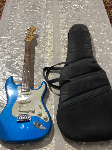 Solo gitara fultlyari bilan sotiladi. BAHOSI - 100 $