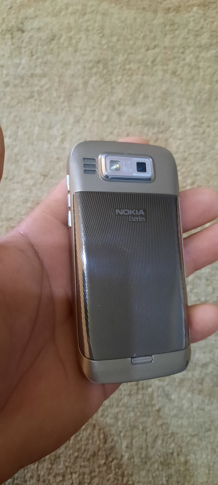 Тплефон Nokia E 72