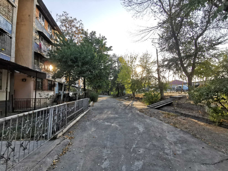 2 xonali, 77-seriyali shinam g'ishtli uy sotiladi