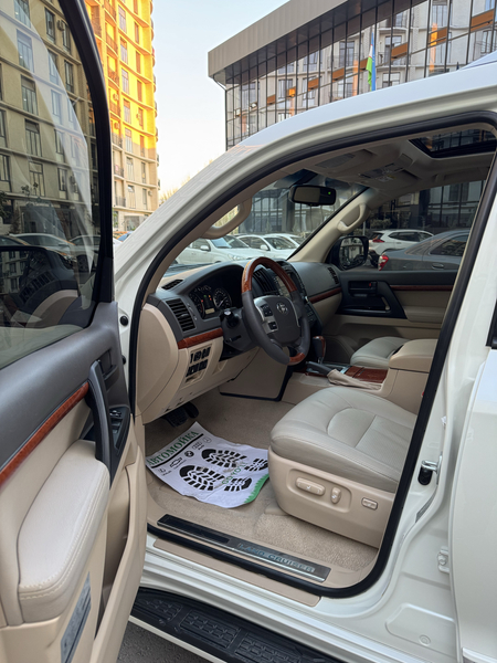 Tayota Land Crusier 200