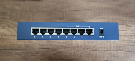 8-portli Tenda Switch