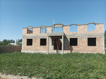 Курилиши тугалланмаган 2 этажли Ховли жой сотилади 10 сотик