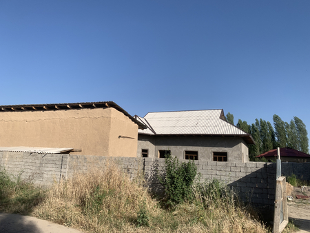 Uchastka yangi qurilgan uy