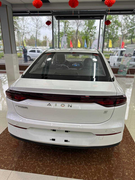 Gac Aion S 580 oq rangi nalichida China Car avtosalonida!