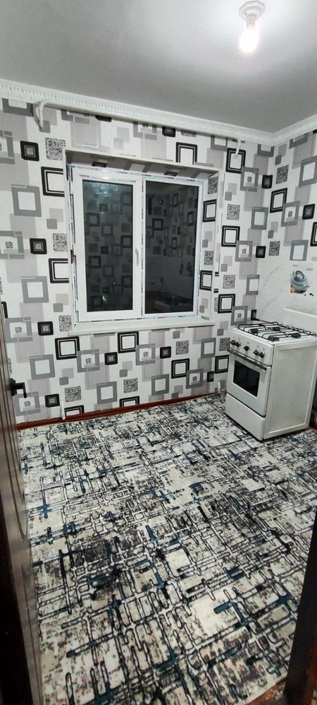 Фрунзскийда, 4- мактаб якинидаги Бир хона ремонтли квартира сотаман