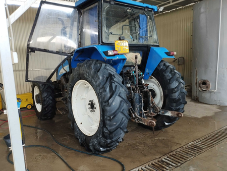 Трактор NEW HOLLAND 130