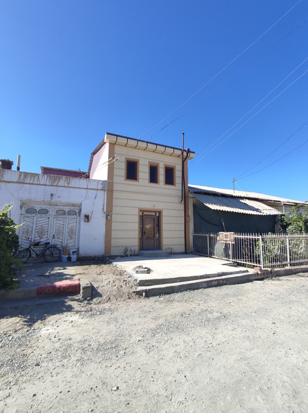 Sputnikda yoʻl boʻyida sotiladi