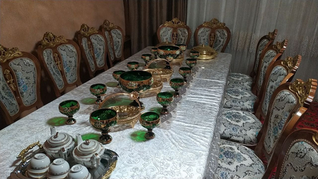 Продаётся Стол / стулья для гостиной
