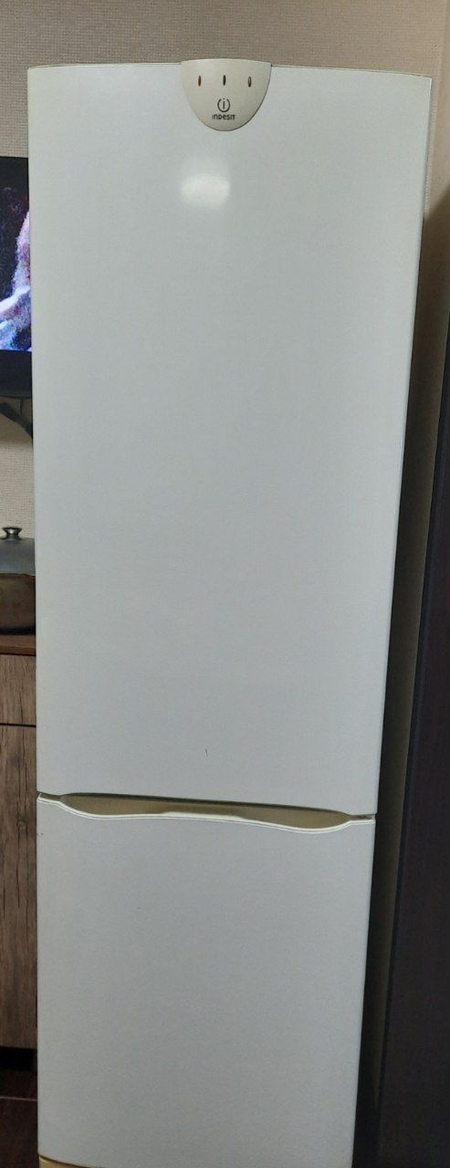 Продаётся холодильник Indesit
