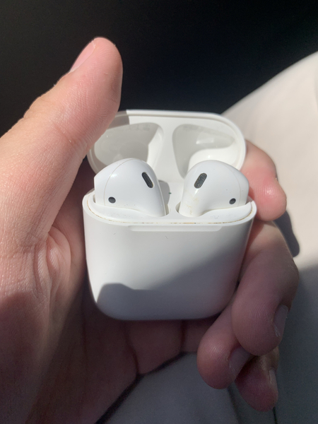 Продаю оригинальные наушники airpods 2