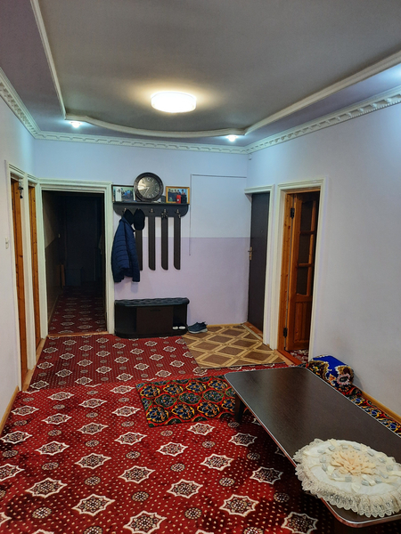 4 xonali kv sotiladi