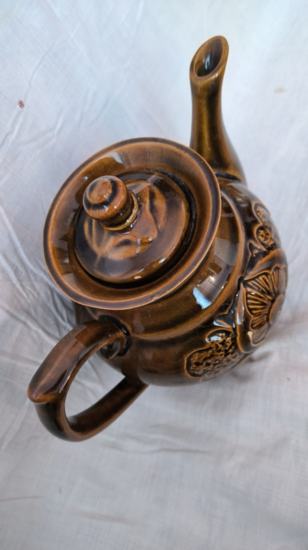 Керамический чайник и кувшин