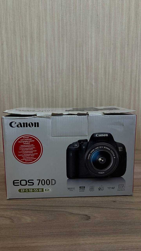Продаю зеркальную камеру Canon 700D