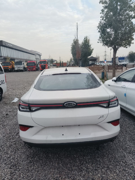 Jac j7 1.5 turbo liftbac nalichida bor oq rangi
